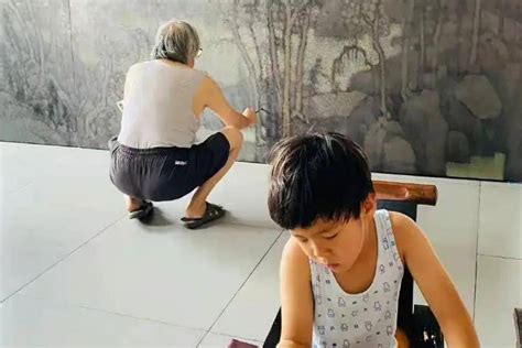 月亮姐姐罕见秀恩爱，甜喊富商老公孩儿他爸，男方长相憨厚显富态 孙画 封控 照片