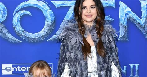 Selena Dhe Motra 20 Vjet Më E Vogël Si Binjake Showbiz