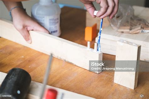 목공 사업자는 접착제를 사용하여 나무 부품을 조립하고 고객을위한 나무 테이블을 만들고 있습니다 Diy에 대한 스톡 사진 및 기타