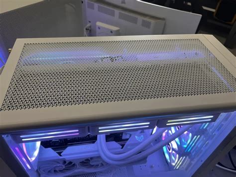 Pc 케이스에 조명 스트립을 설치하는 최적의 위치 Corsair