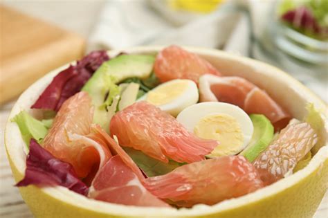 과일의 절반에 프로슈토를 곁들인 맛있는 포멜로 샐러드 클로즈업 0명에 대한 스톡 사진 및 기타 이미지 0명 감귤류 과일