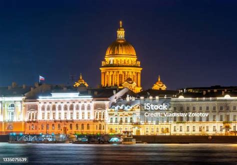 เขื่อนและโดมภาษาอังกฤษของมหาวิหารเซนต์ไอแซคในเวลากลางคืน เซนต์ปีเตอร์สเบิร์ก รัสเซีย ภาพสต็อก