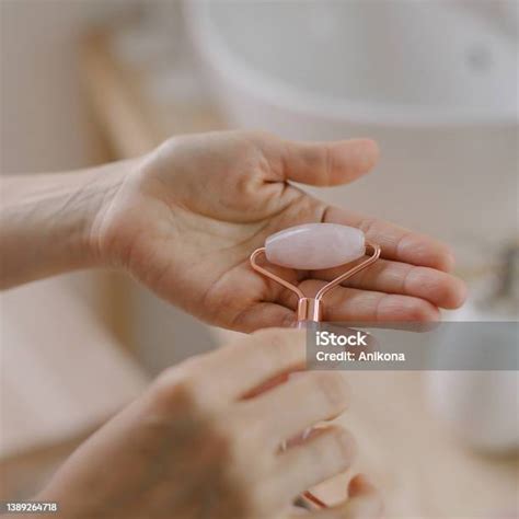 여자 들고 핑크 석영 롤러 용 얼굴 마사지 동안 하 고 뷰티 모닝 루틴 에 욕실 35 39세에 대한 스톡 사진 및 기타 이미지 35 39세 가정 생활 건강관리와 의술