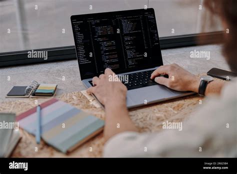 Gros Plan Des Mains De Programmer Hommes écrire Le Code Sur Lordinateur Portable Assis Dans Le