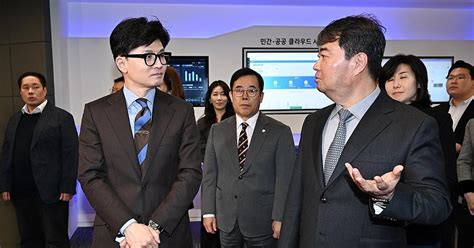 김용우 회장과 대화하는 한동훈 비상대책위원장