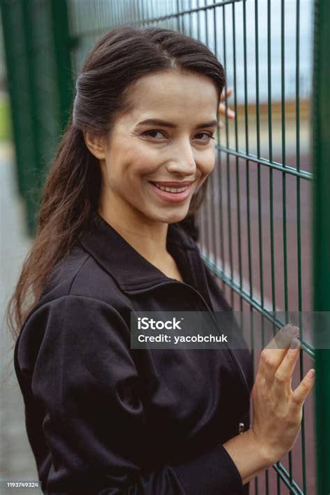 Potret Gadis Imut Yang Menunjukkan Senyumnya Foto Stok Unduh Gambar