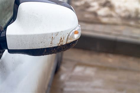 하얀 차의 사이드 미러는 봄이나 여름에 비오는 날씨에 흙으로 덮여 있습니다 가리기에 대한 스톡 사진 및 기타 이미지 가리기 가벼운 거울 Istock