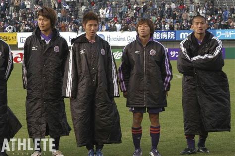 【佐藤寿人・エースの証言】「ハンジェのためにゴールを決める」。キャプテンマークの裏に刻まれていた背番号《後編》｜sanfrecce｜編集部