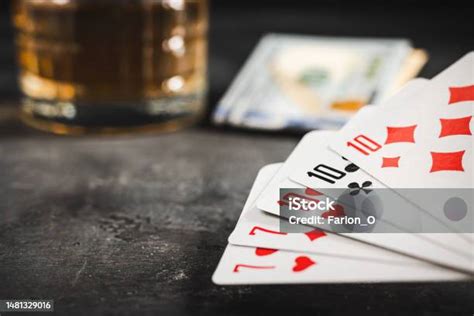 풀 하우스 조합의 포커 카드 놀이 달러 현금 통화와 유리 알코올 음료가있는 테이블에 도박 중독 및 나쁜 습관의 개념 Drug에 대한 스톡 사진 및 기타 이미지 Istock