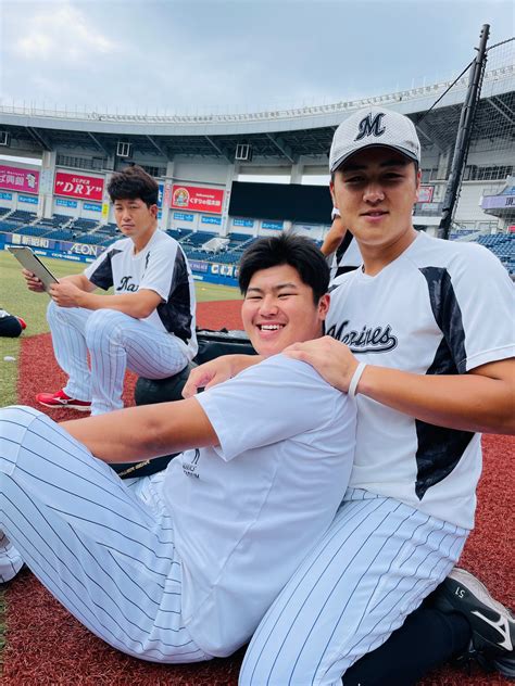 千葉ロッテマリーンズ 広報室 On Twitter 大好きな 松川虎生 選手と嬉しそうな 山口航輝 選手！昨日の9回のチャンスメイクは