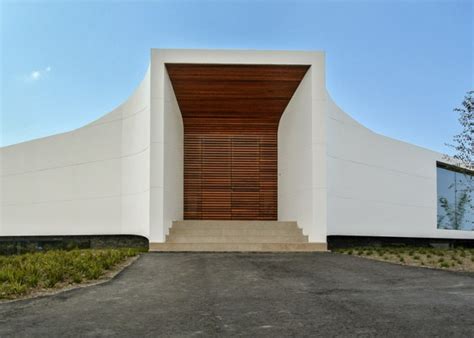 Corian Facade Wraps Around Waterside Dutch Home