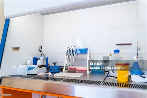 Mesin Otomatis Modern Untuk Pengujian Darah Sentrifuge Dan Urin Laboratorium Hematologi Tempat