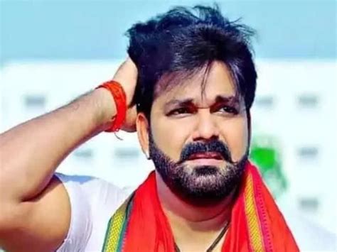 Crowd At Bhojpuri Singer Pawan Singhs Stage Show Go Berserk Pelt