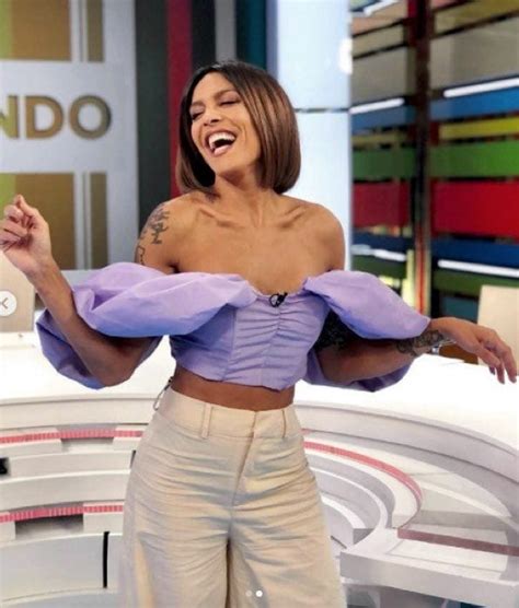 Lorena Castell Se Estrena Por Todo Lo Alto Como Presentadora De Zapeando