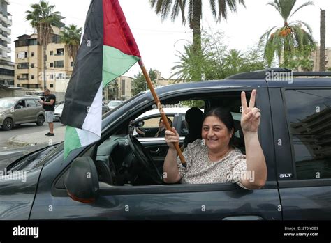 Saida Libanon Oktober 2023 Frau Zeigt Palästinensische Flagge In Saida Libanon Am 8 Oktober
