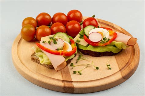 야채 햄 토마토 나무 테이블에 달걀과 가벼운 배경 샌드위치 0명에 대한 스톡 사진 및 기타 이미지 0명 건강한 식생활