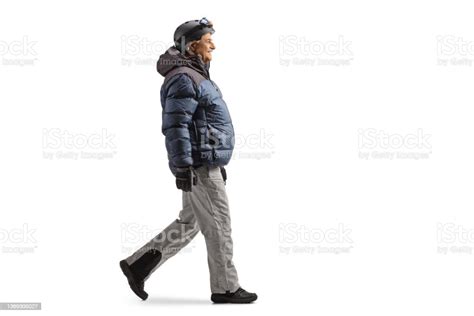겨울 재킷과 바지 워킹에 성숙한 남자의 전체 길이 프로필 샷 60 64세에 대한 스톡 사진 및 기타 이미지 60 64세