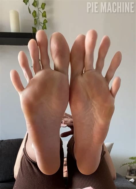Incredible Big Soles Whit Super Long Toe Wiggles And Spreads From