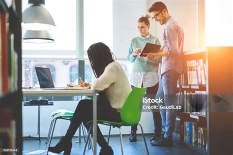 젊은 남성과 여성의 학생 연구원 함께 즐기는 친절 한 분위기 직원 사무실 정보 분석 Coworking에 협력 하는 일반적인