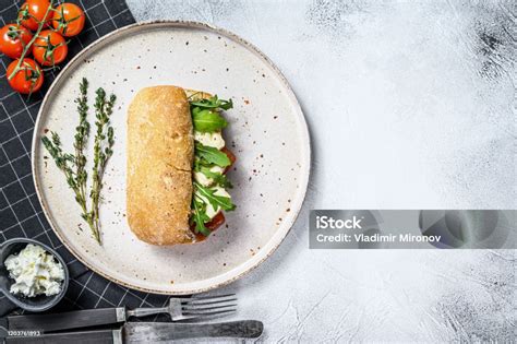 신선한 카망베르 치즈 배 마멀레이드 리코타 아루굴라를 곁들인 샌드위치 회색 배경입니다 맨 위 보기 텍스트를 위한 공간 건강한