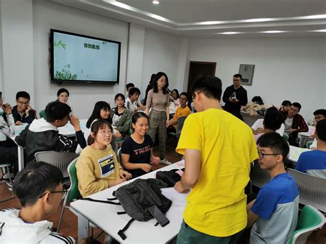 数学物理类1905班顺利开展新生团体辅导 中南大学数学与统计学院