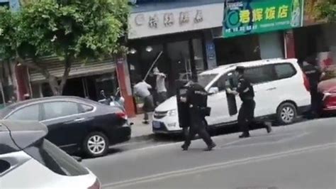 男子持刀当街砍伤多人，目击者：一人半边脸被砍裂，一人耳朵被砍掉凤凰网视频凤凰网