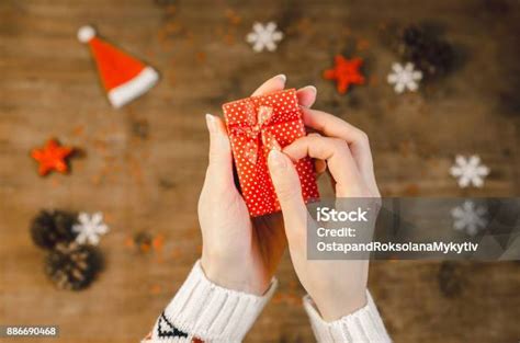 세련 된 크리스마스 플랫 여자 손에 선물 포장 하다 휴일 축 하 개념 여자 손에 빨간 선물 상자를 열고 가까운에 대한 스톡 사진