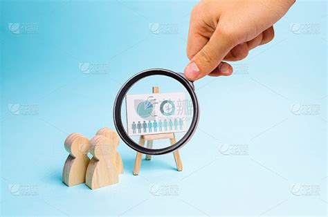 放大镜正看着站在画布旁边的人与图表和报告。业务流程、演示和员工简报的概念。业务报告、总结和计划。