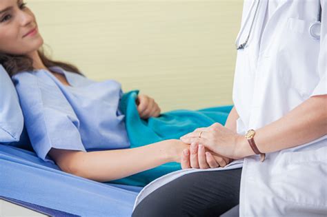 닥터의 병동에 있는 병원에서 혈압 검사를 받고 있는 환자 병원에서 환자에게 중년 남자 환자 동맥 혈압을 확인하는 의사 25 29