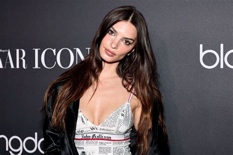 Emily Ratajkowski Se Puso Atrevida Y Posó Topless Para Un Evento En