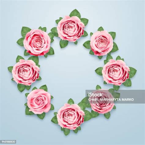 핑크와 베이지색 장미와 흰색 바탕에 녹색 잎의 무늬입니다 평평 하다 탑 뷰 혼합 매체입니다 봄 배경 발렌타인의 날 3 월 8 일