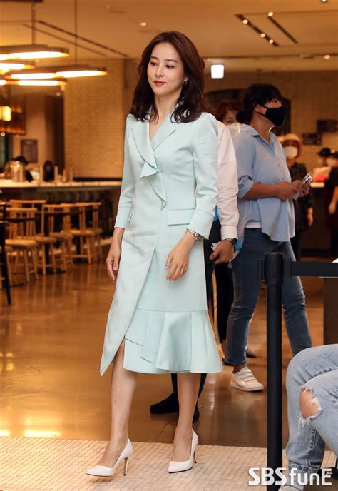 E포토 한혜진 우아한 발걸음