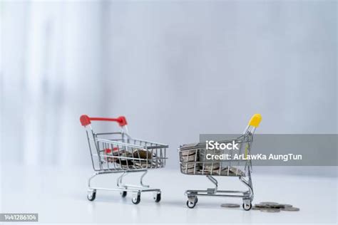 나무 테이블에 은화로 가득 찬 쇼핑 카트 비즈니스 및 금융 개념입니다 인플레이션 제품 판매 성장을 높입니다 바구니 성장 시장 개념 또는 소비자 물가 지수 쇼핑 카트 0명에