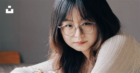 커피 한 잔을 들고 테이블에 앉아있는 여성 사진 Unsplash의 무료 성인 이미지