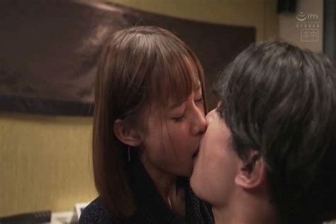 ずっと好きだった先生と1日中デートした後、休憩と言われて初めて入ったラブホで唾液絡ませ自ら腰振る濃厚接吻中出し 蓮見天 無料av動画