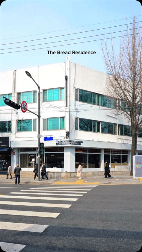안국에 열린 토식이네 빵집🍞🥖 갓 구운 다양한 식빵과 화덕빵으로 소문난 스탠다드브레드‘가 안국에도 오픈했어요 커다란 화덕에서