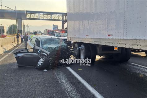 Choque entre camión y auto deja 2 heridos en autopista México Pachuca
