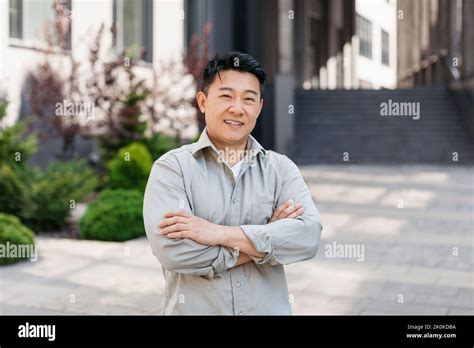 Portrait D Un Entrepreneur Asiatique Confiant Posant Avec Des Bras