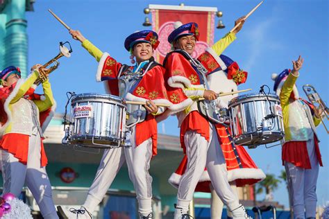 【写真】usjクリスマス唯一のショー キティがクリスマスソングを歌う「ハピネス・ブラスバンド」クリスマスver楽曲と共に紹介｜あとなびマガジン