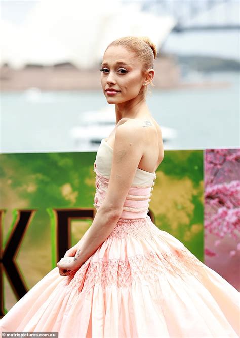 Ariana Grande ma na sobie dziwaczne za duże okulary wyjeżdżając z Sydney ze swoim chłopakiem