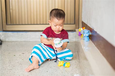 男孩在独自玩耍高清图片下载 正版图片 摄图网