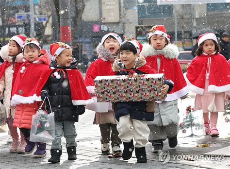 어린이 산타 나눔의 행복 연합뉴스