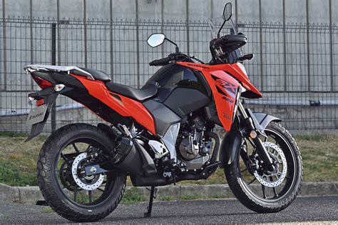 スズキ「VストロームSX」の実車を撮影！ 250cc油冷単気筒アドベンチャーモデルの魅力を解説、各部まで細かく見てみよう - webオートバイ