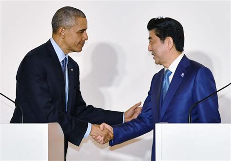 日米首脳会談後の共同記者会見を終えて握：オバマ米大統領、広島訪問 写真特集：時事ドットコム