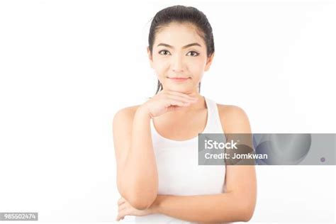 아름 다운 매력적인 아시아 젊은 여자 미소 누르고 손 느낌 너무 행복 하 고 건강 한 피부 자신감 흰색 배경 아름다움의 개념에