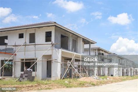 건축 현장에서 사전 제작 시스템이 진행 중인 주거용 새 주택 건설 0명에 대한 스톡 사진 및 기타 이미지 0명 강철 개발