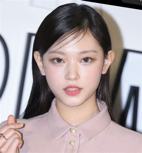 뉴진스해린에 있는 정현 김님의 핀 헤어스타일 예쁜 메이크업 소녀 얼굴