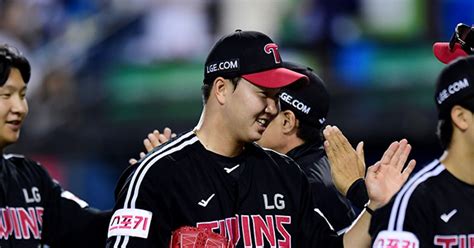 St포토 유영찬 멋쩍은 미소