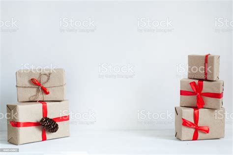 흰색 나무 테이블에 소나무 콘과 레드 리본 선물 상자 크리스마스 배경입니다 텍스트를 위한 공간입니다 스 칸디 나 비아 스타일 0명에 대한 스톡 사진 및 기타 이미지 Istock