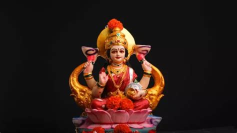 Maa Laxmi शुक्रवार के दिन करें इन मंत्रों का जाप रूठी हुईं मां
